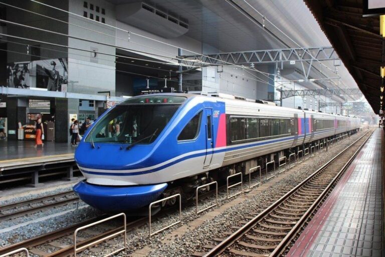 前面展望列車スーパーはくと号。運転日・時刻表・予約方法・座席などをご案内 | 楽しい鉄道で旅
